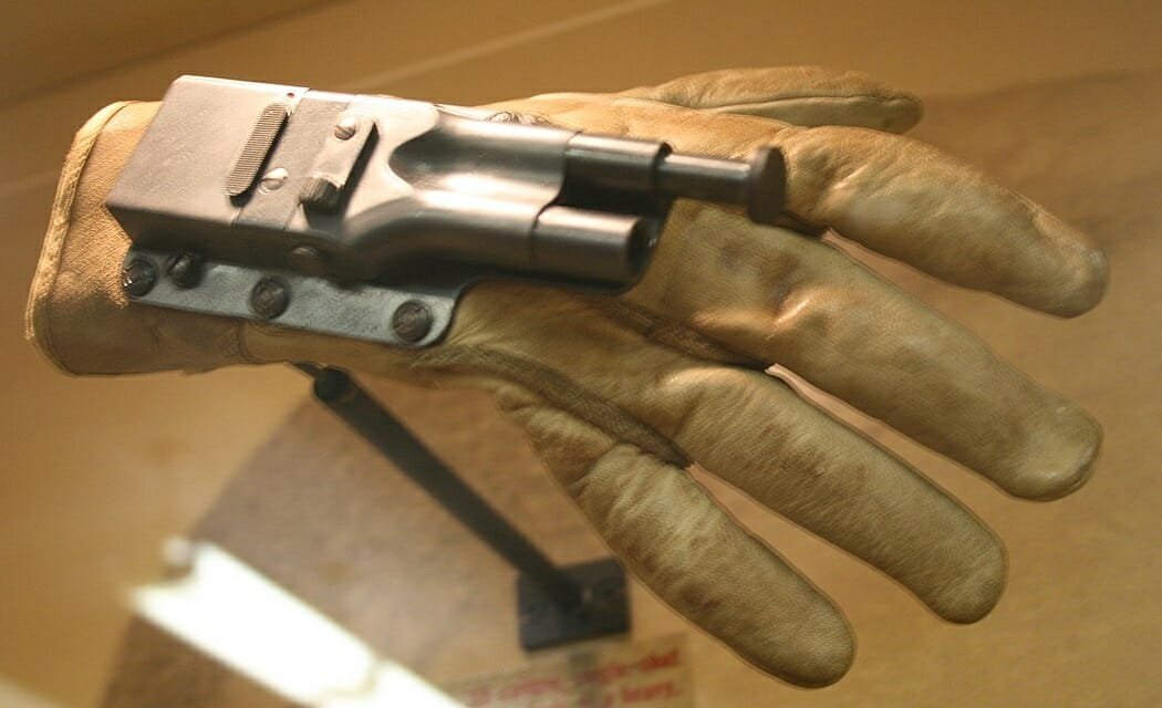 Smūgis šūviu - JAV Laivynas turėjo pistoletą-pirštinę | Nodum.lt