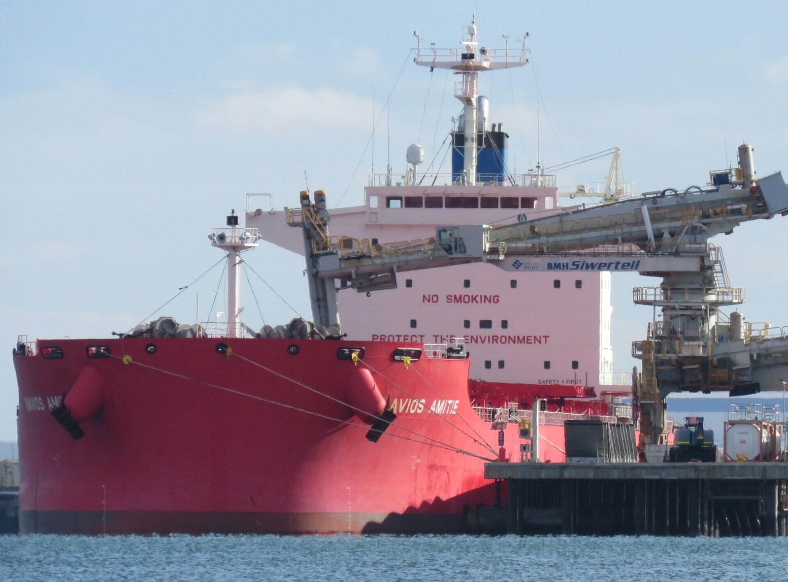 Kodėl krovininiai laivai žymimi milžiniškais užrašais „Rūkyti ...